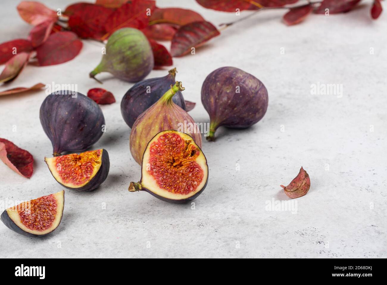 Whole and cut fresh figs Stock Photo - Alamy