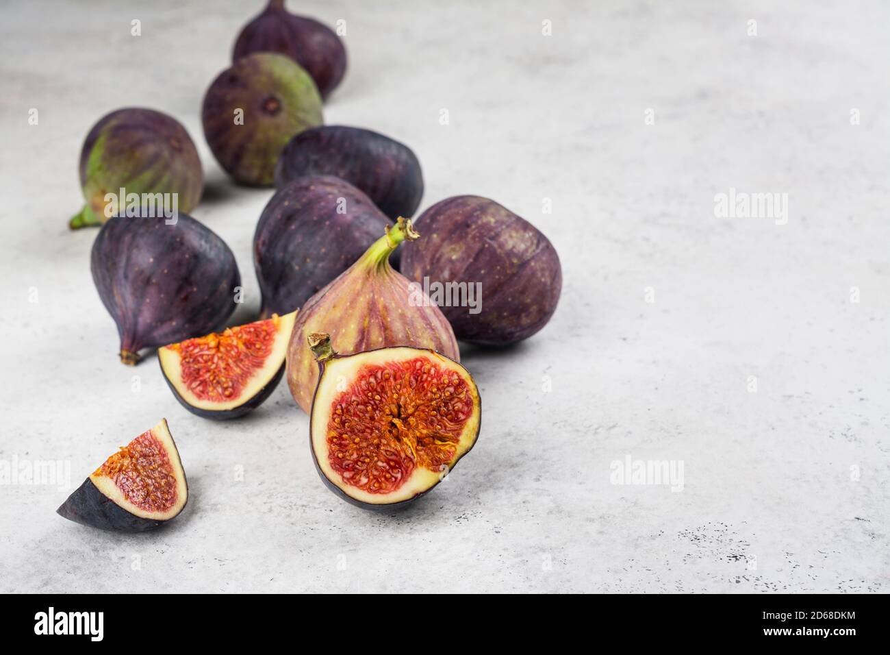 Whole and cut fresh figs Stock Photo - Alamy
