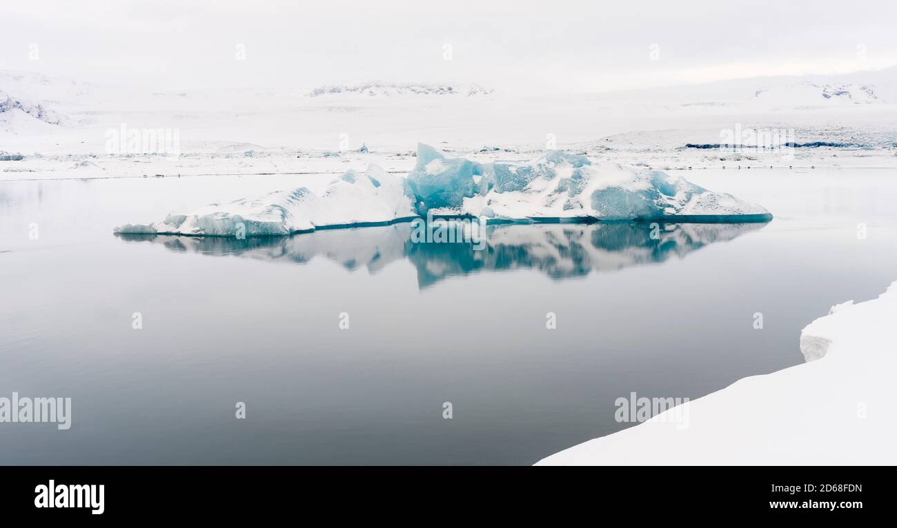 The glacial lagoon Joekulsarlon in the Vatnajoekull NP during winter ...