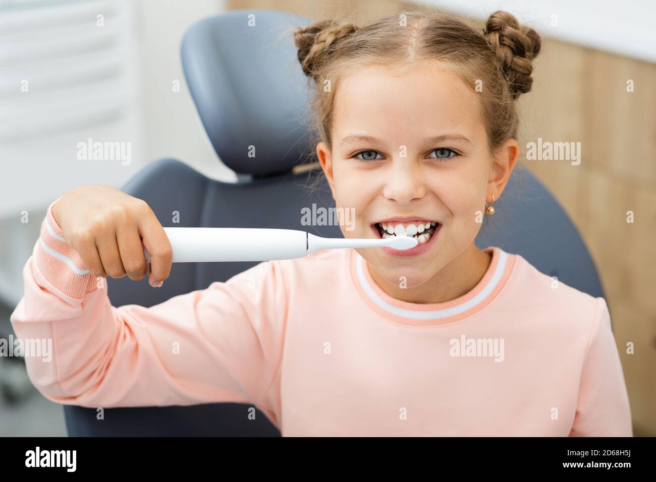 Pretty little girl hi-res stock photography and images - Alamy