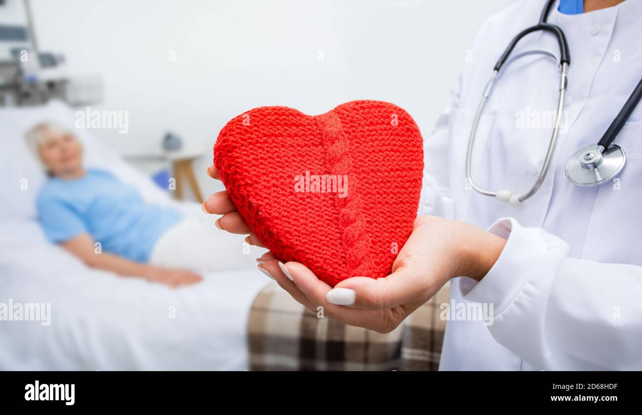 Bed holding hands medical hi-res stock photography and images - Alamy