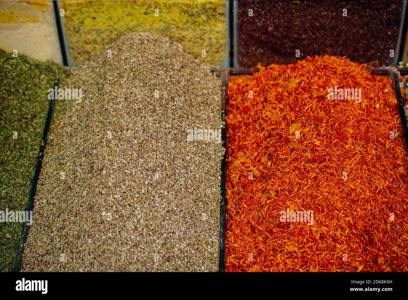 Oriental colorful spices in a traditional Turkish Spice Bazaar Stock ...