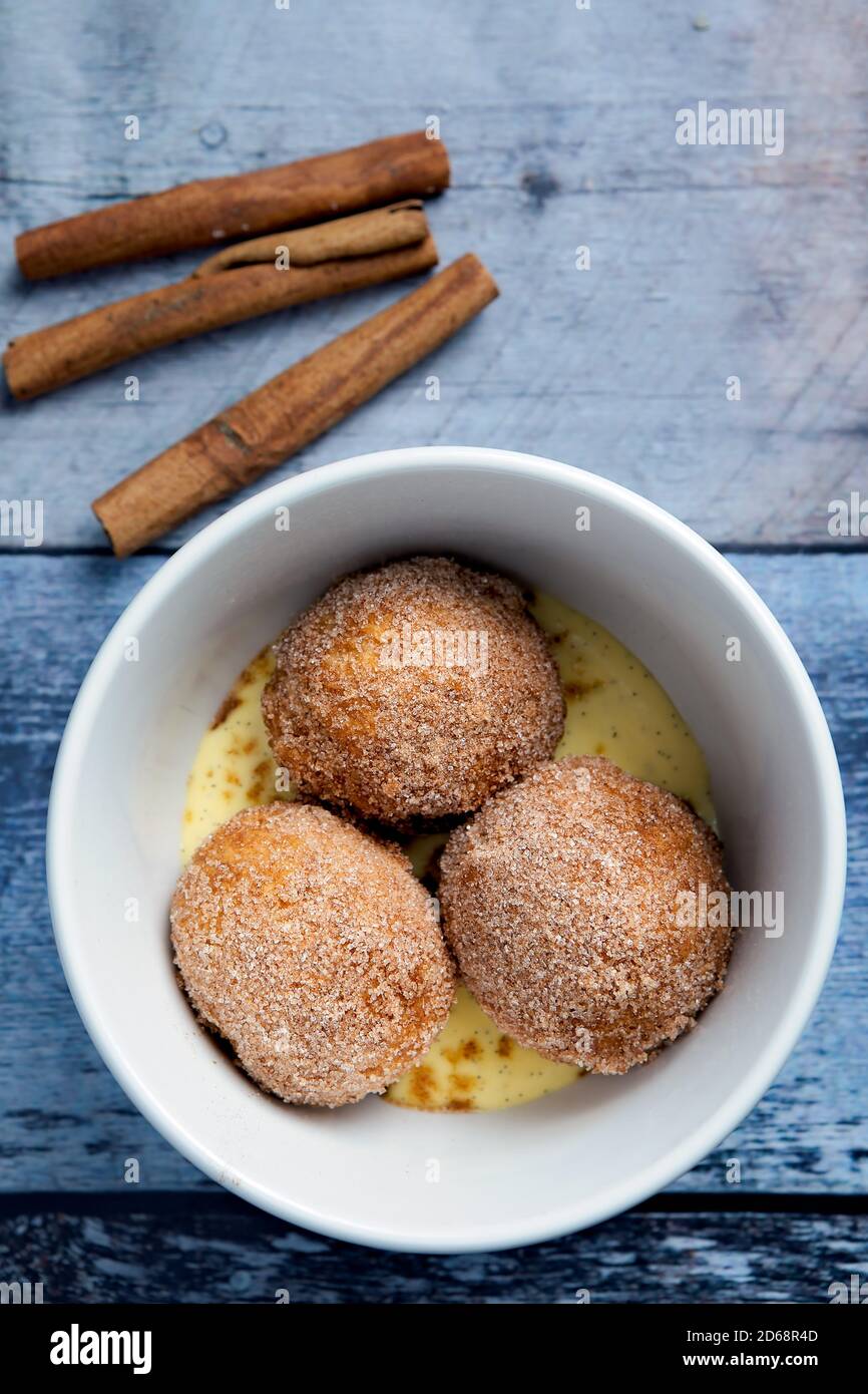 Deep dishes hi-res stock photography and images - Alamy