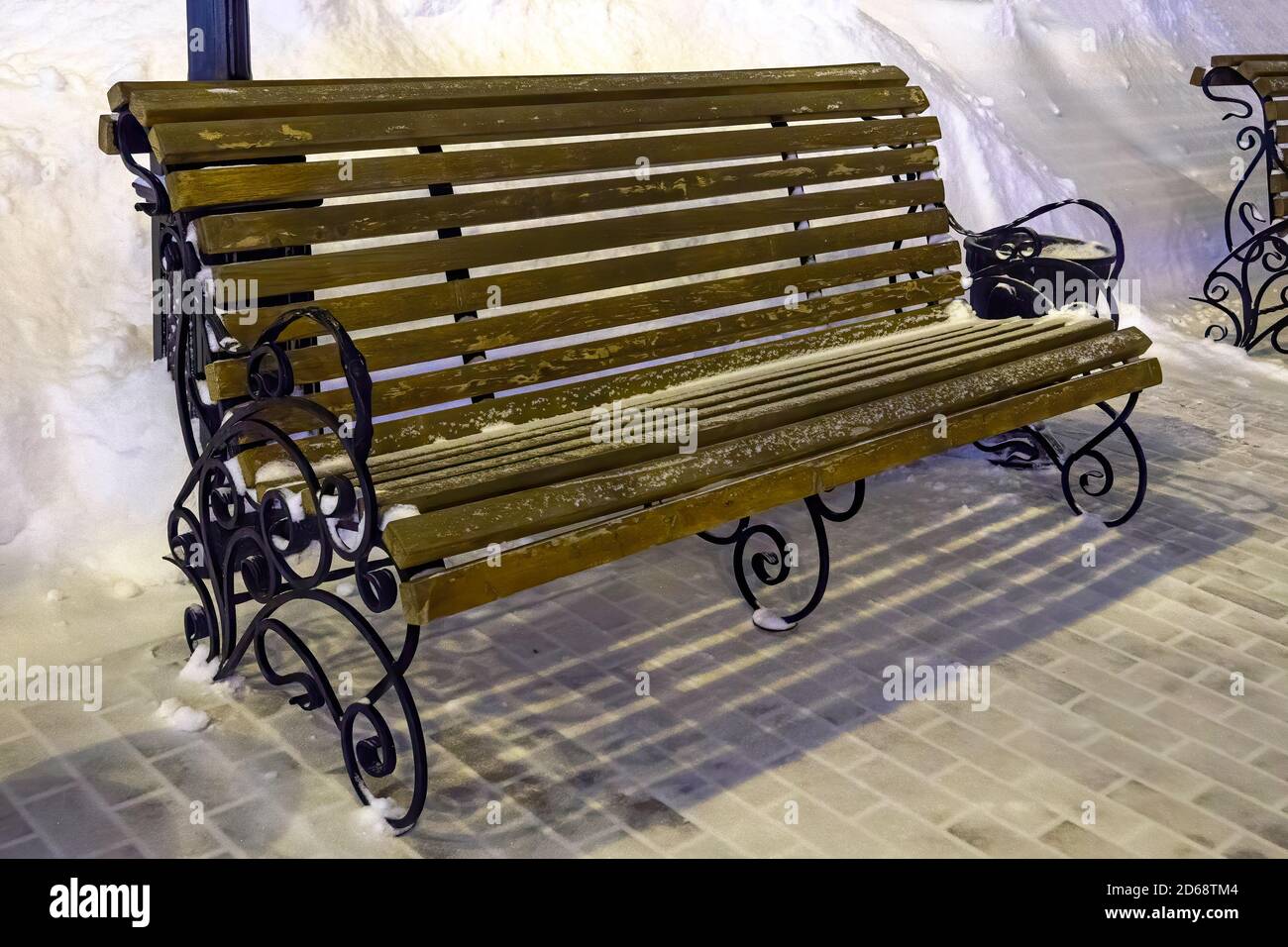 Empty park bench winter hi-res stock photography and images - Alamy
