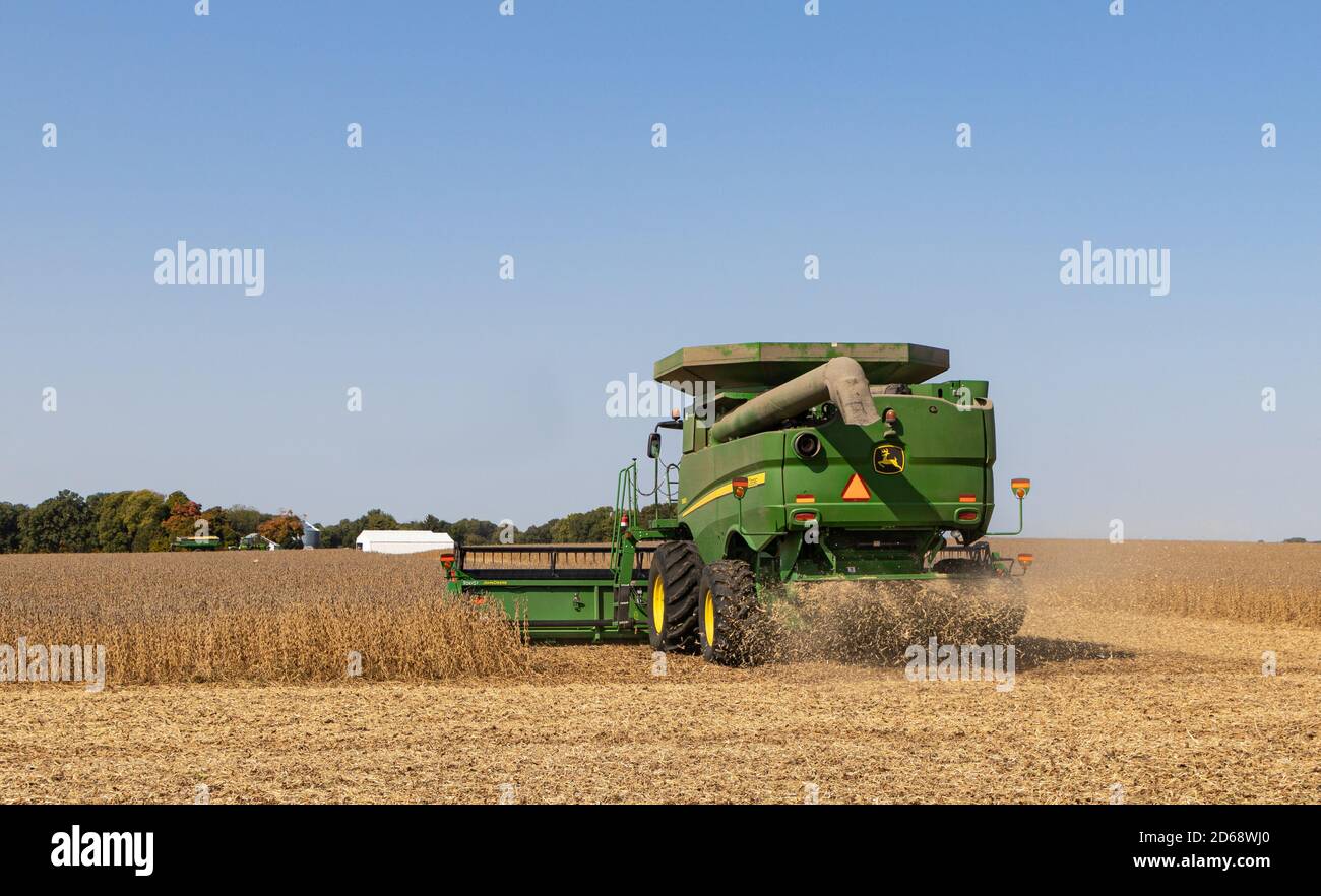 John Deere combine harvesting a soybean crop Stock Photo - Alamy