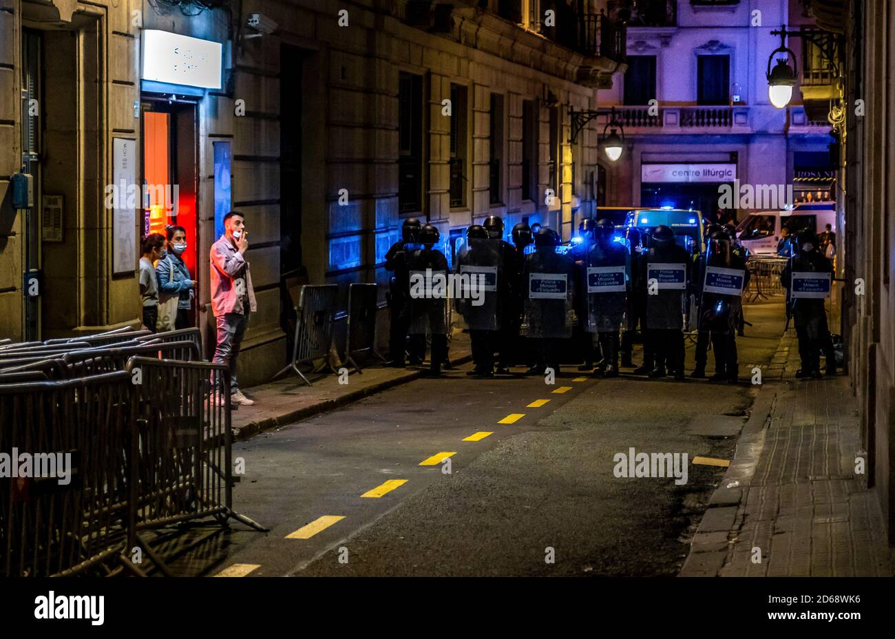 Police officers at bar hi-res stock photography and images - Alamy