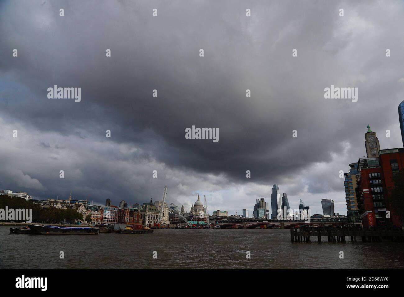 Dark clouds city of london rain skyline hi-res stock photography and ...
