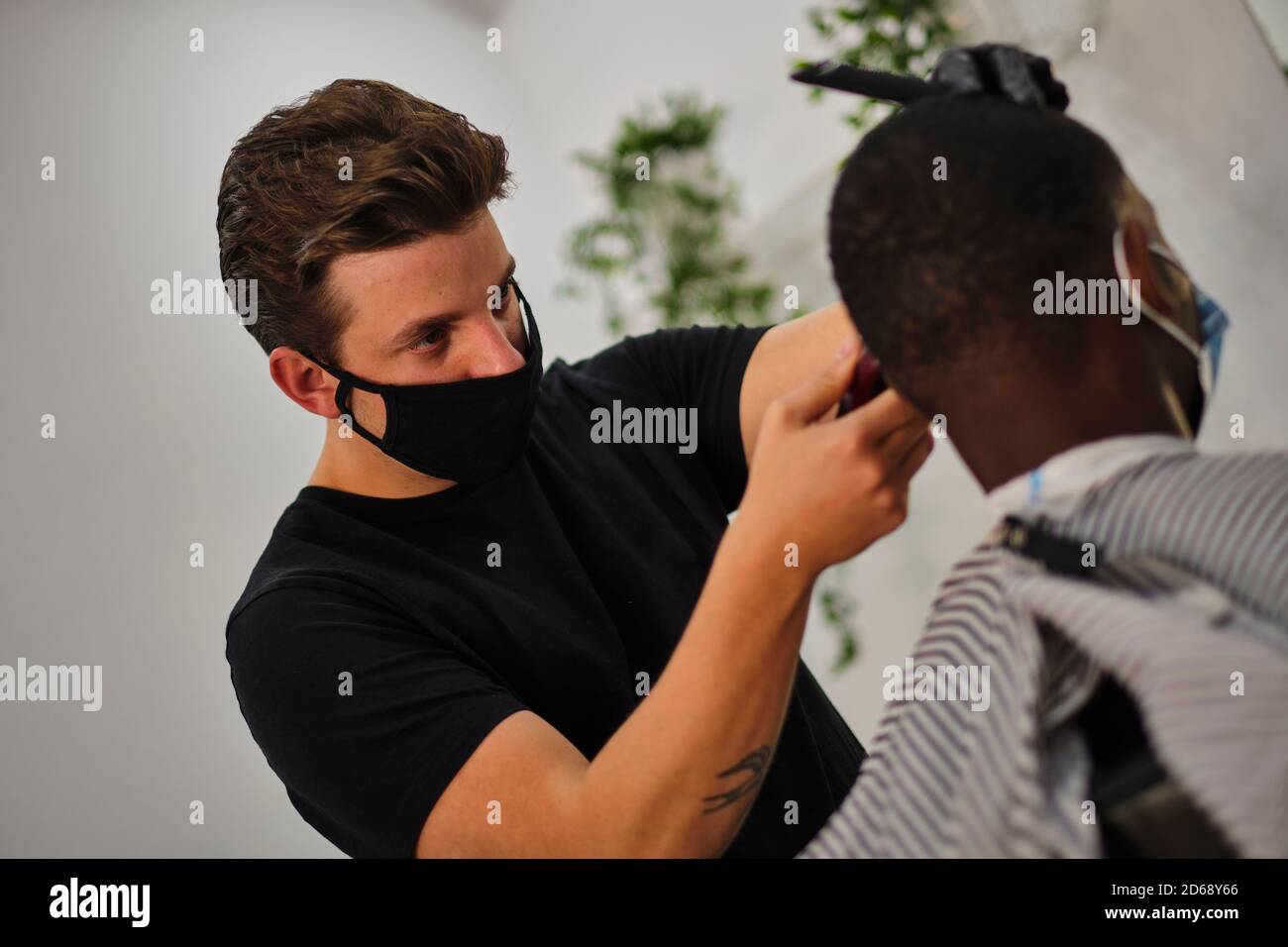 Black man cuts hair hi-res stock photography and images - Alamy