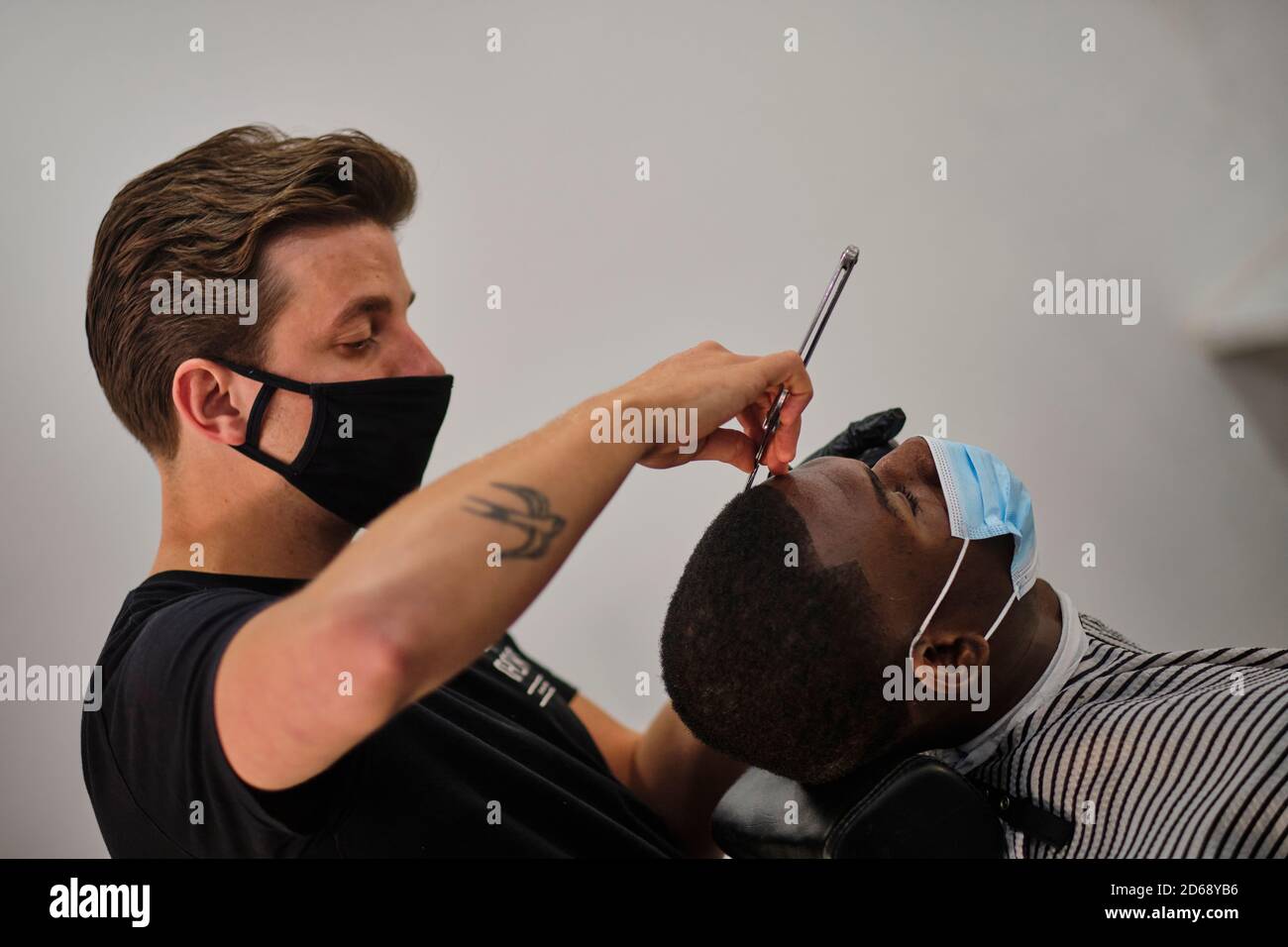 Black men wearing mask hi-res stock photography and images - Alamy