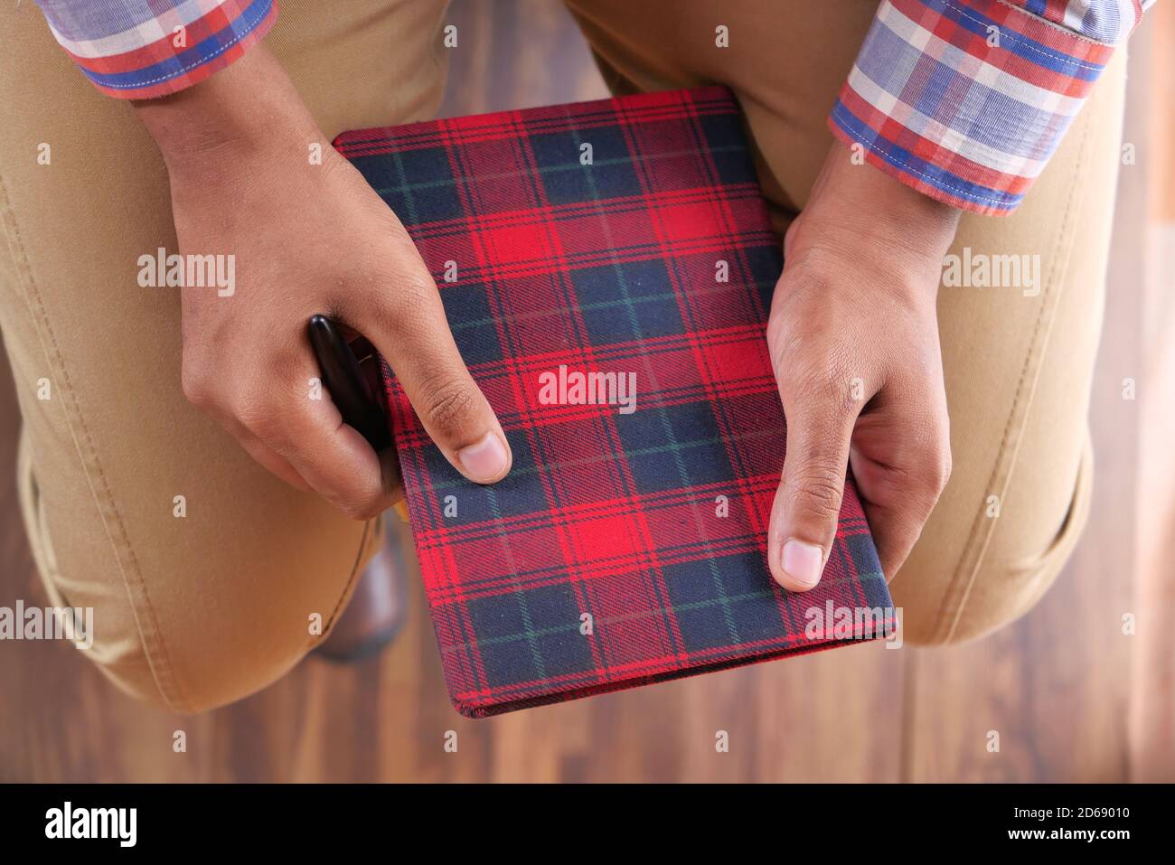 Man holding a notepad hi-res stock photography and images - Alamy