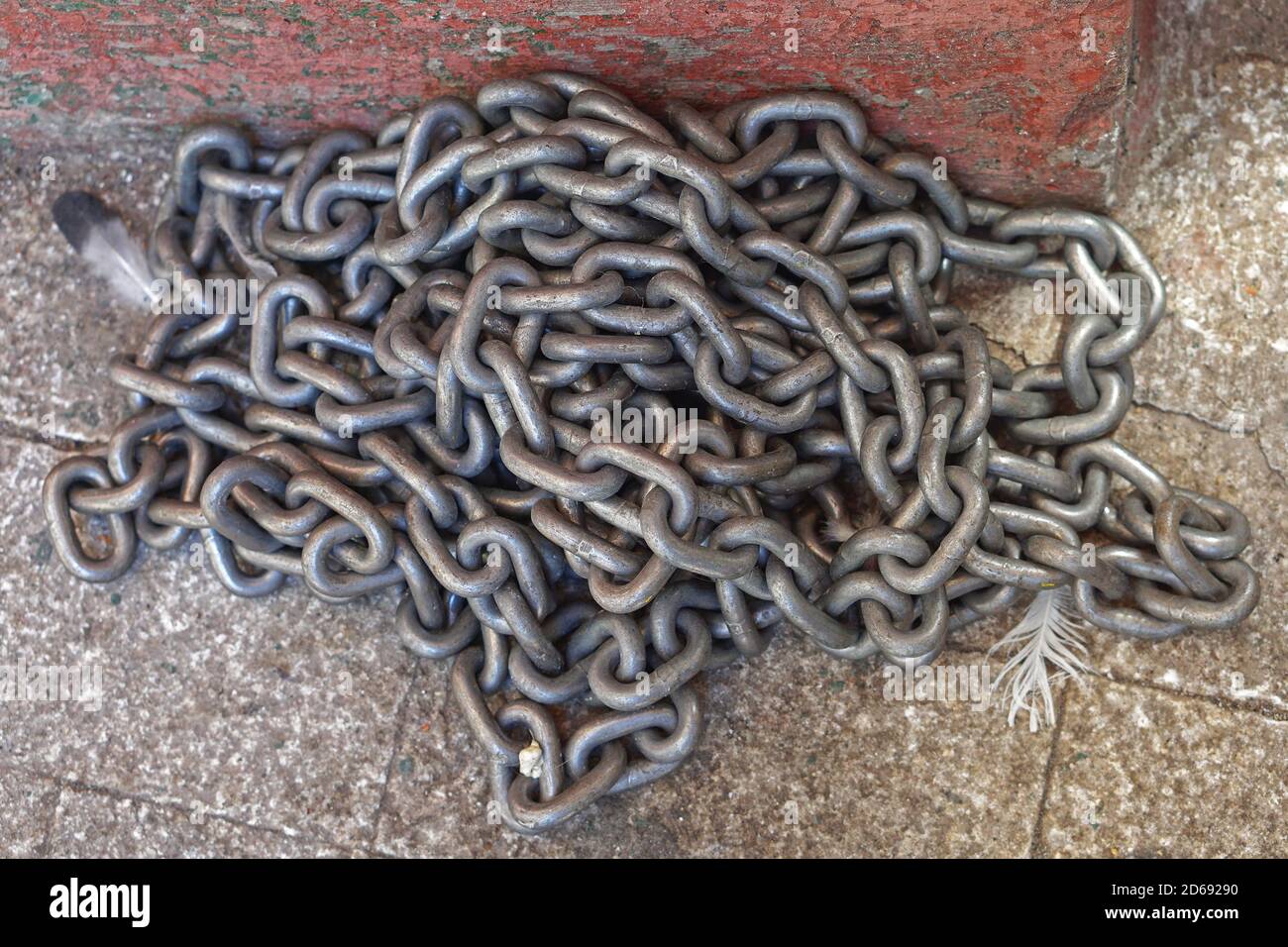 Big pile of steel chains at floor Stock Photo - Alamy