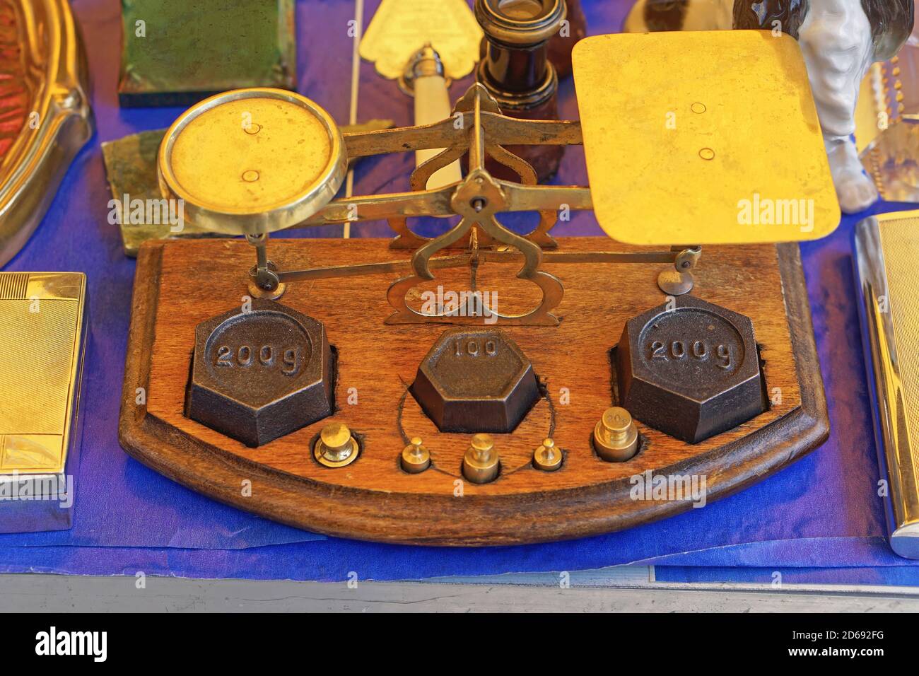 Vintage style weighing scale at shelf in flea market Stock Photo - Alamy