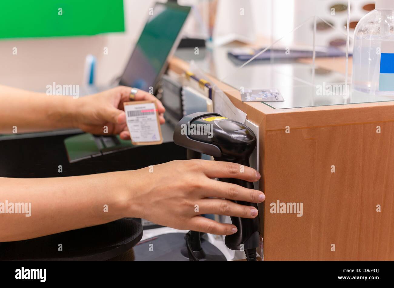 Barcode cashier hi-res stock photography and images - Alamy