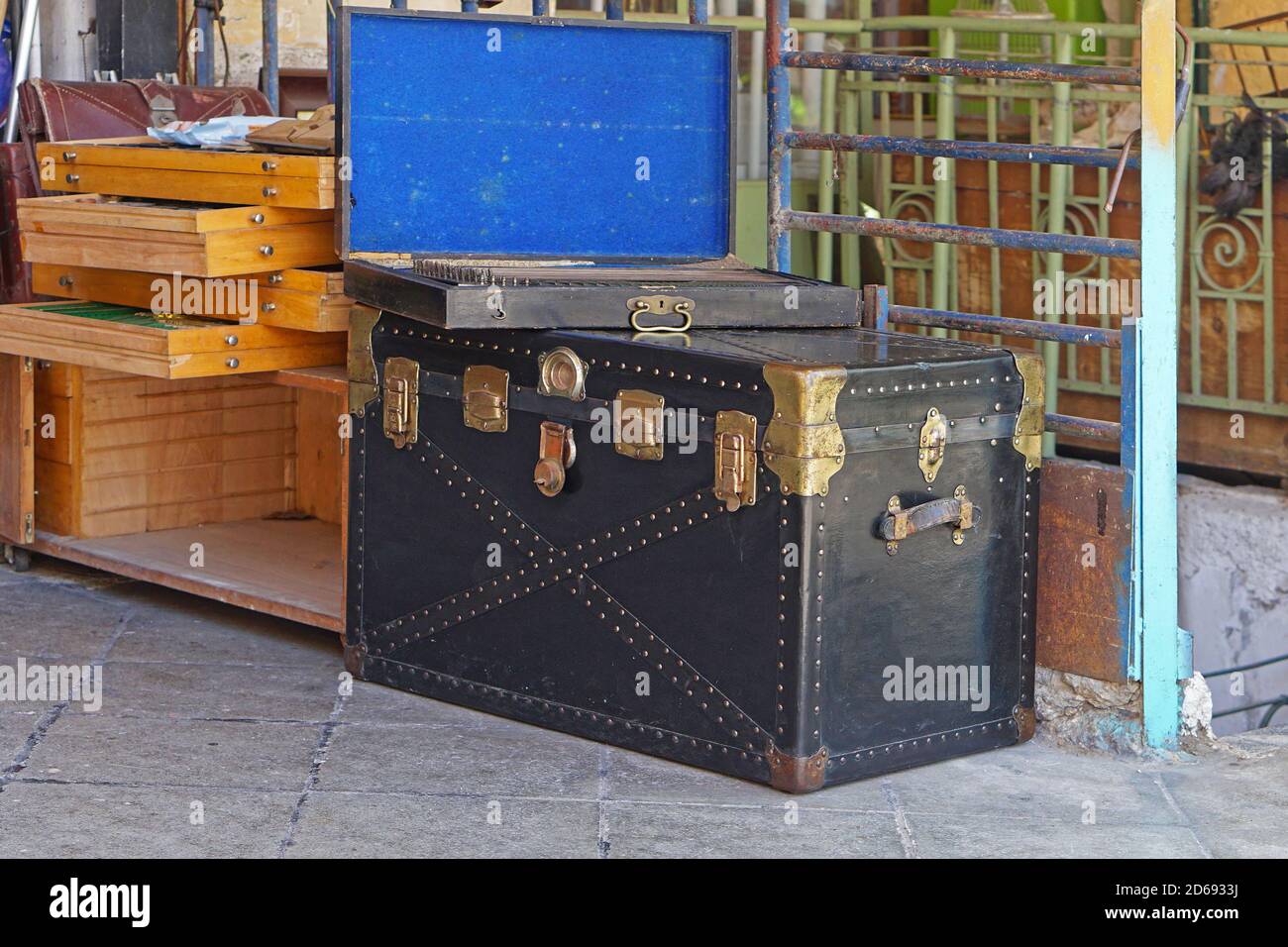 Retro black trunk travel case Stock Photo - Alamy