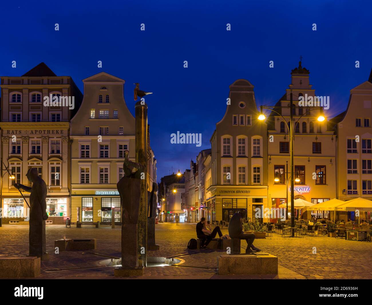 Fountain Moewenbrunnen by Waldemar Otto at the Neuer Markt (new market ...