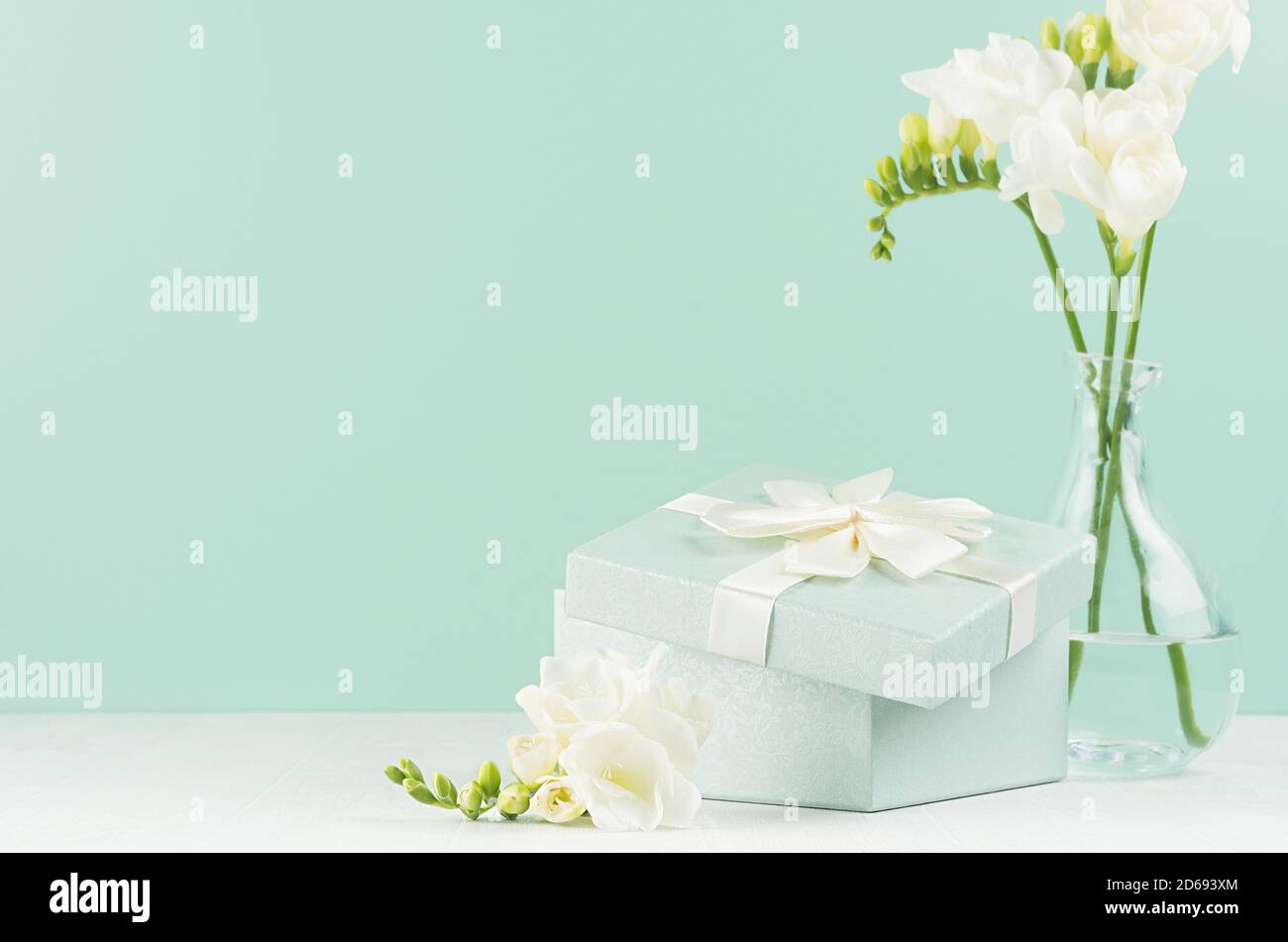Box Ajar High Resolution Stock Photography and Images - Alamy