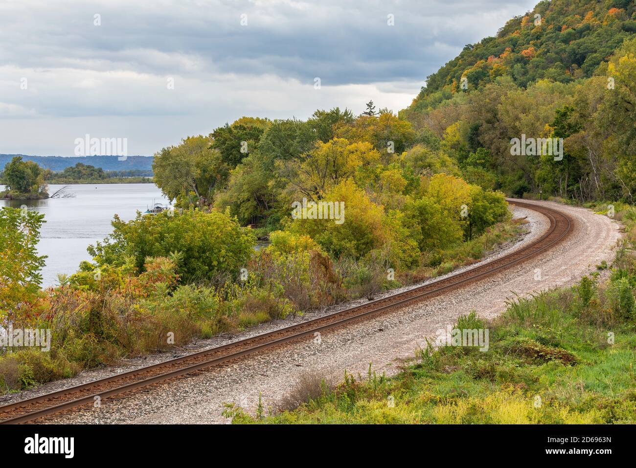 Train track landscape hi-res stock photography and images - Alamy
