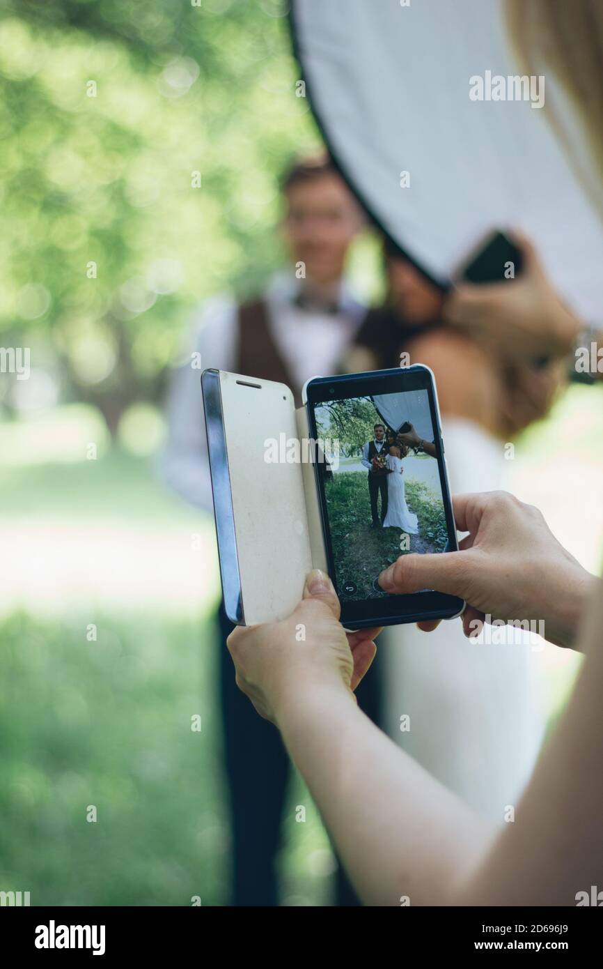 Mobile phone wedding bride photographer hi-res stock photography and ...