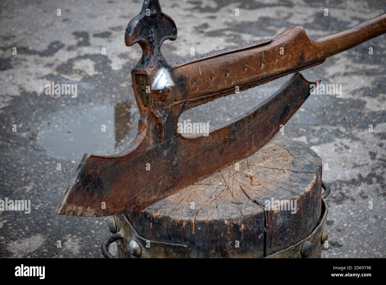 Vintage axe hi-res stock photography and images - Alamy