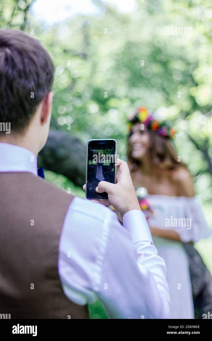 Mobile phone wedding bride photographer hi-res stock photography and ...