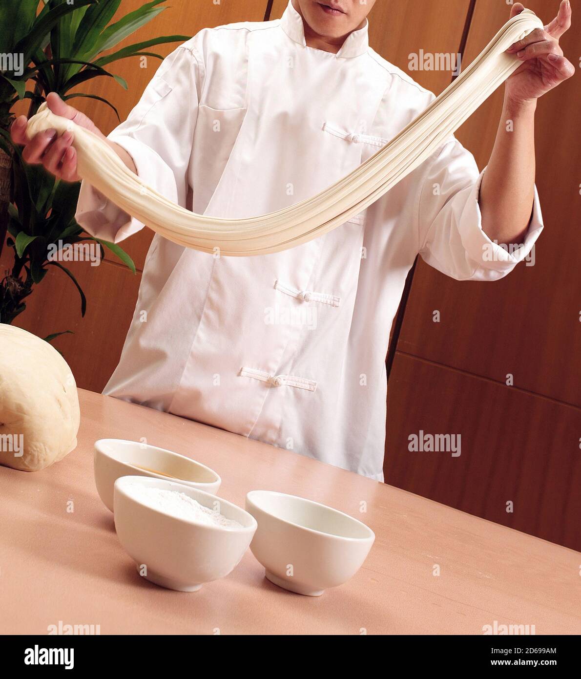 Chinese chef making fresh noodles Stock Photo - Alamy