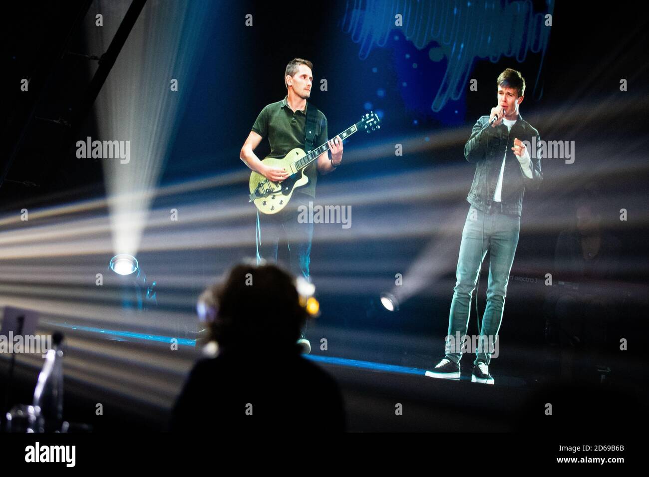 Singer songwriter dan olsen performs hi-res stock photography and ...