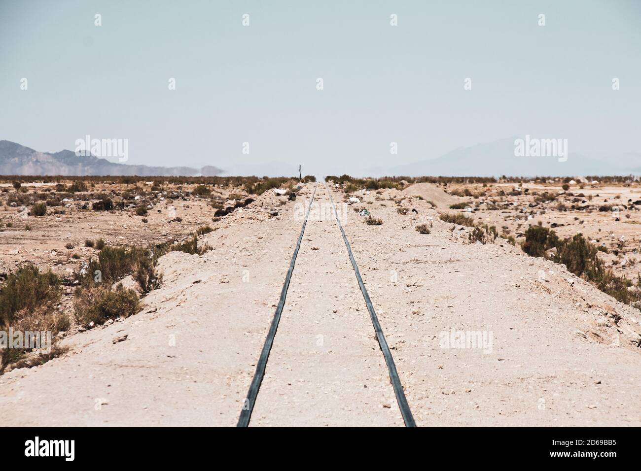 Railroad tracks and desert hi-res stock photography and images - Alamy