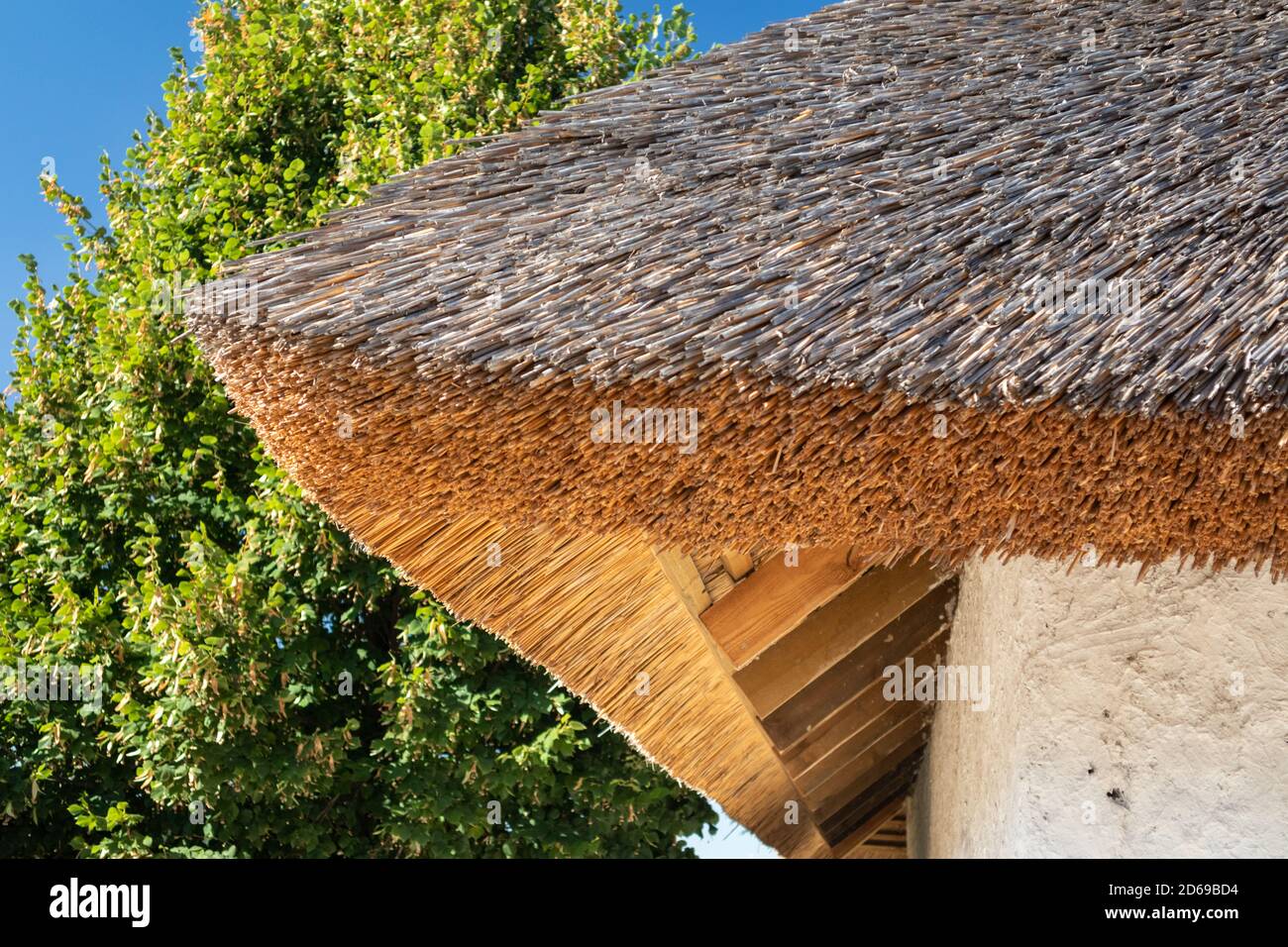 Straw roof medieval hi-res stock photography and images - Alamy
