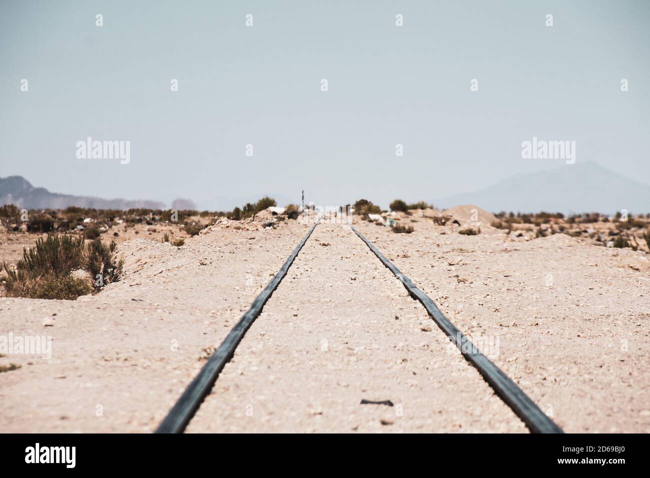 Train tracks in desert leading to horizon Stock Photo - Alamy