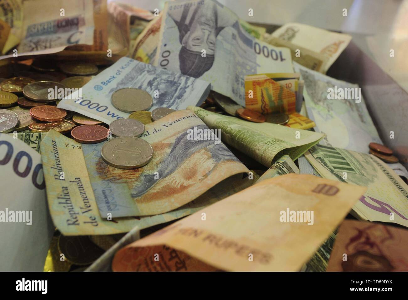 money pile of coins and bank notes in different currencies Stock Photo ...