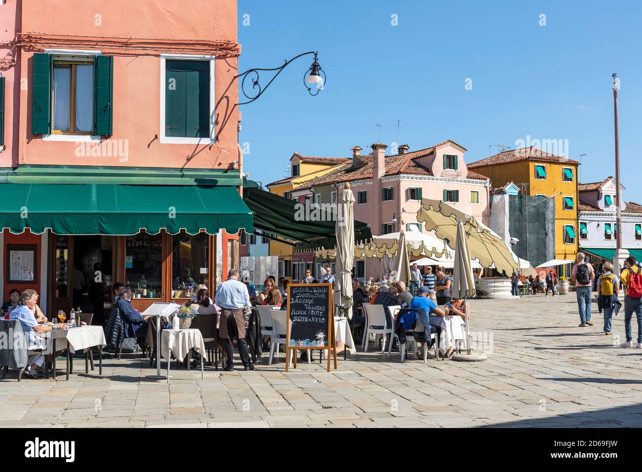 The Venetian Lagoon island of Burano and its colourful picturesque ...