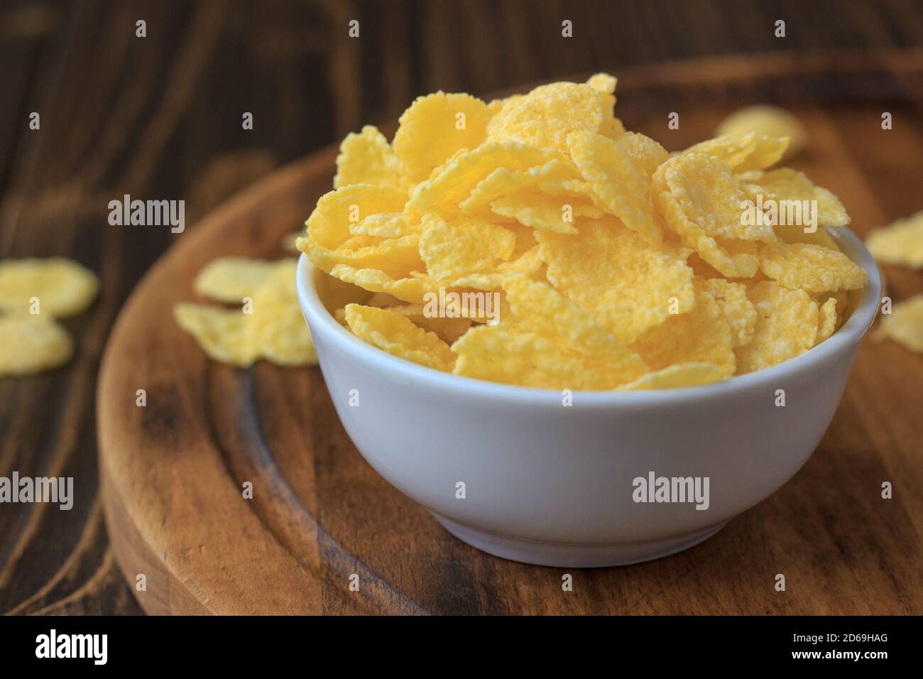 Corn flakes in bowl - cereal breakfast ready to eat Stock Photo - Alamy