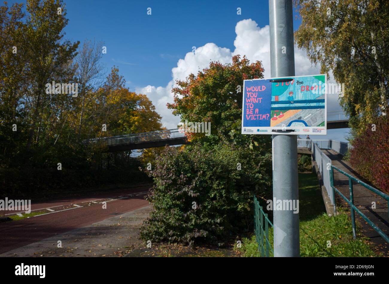Bridge warning sign dropping objects hi-res stock photography and ...