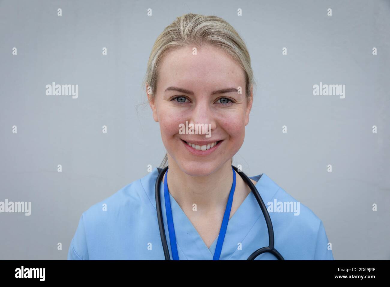 Health professional smiling hi-res stock photography and images - Alamy