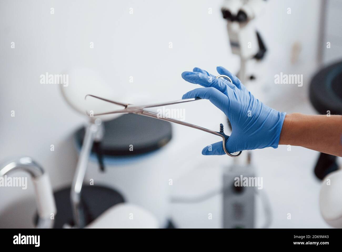 Forceps holding hi-res stock photography and images - Alamy