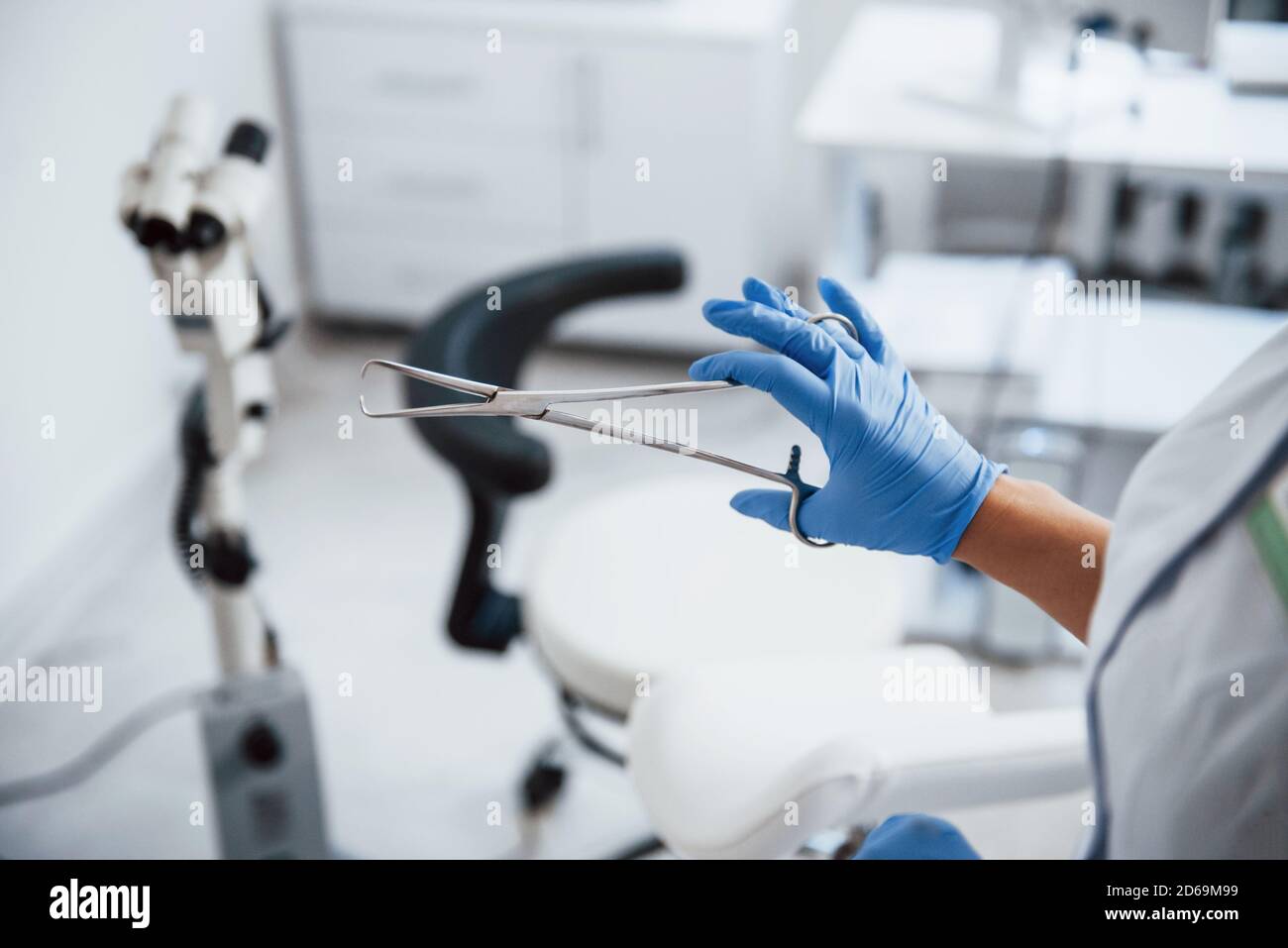 Close up view of female doctor hands that holds forceps Stock Photo - Alamy