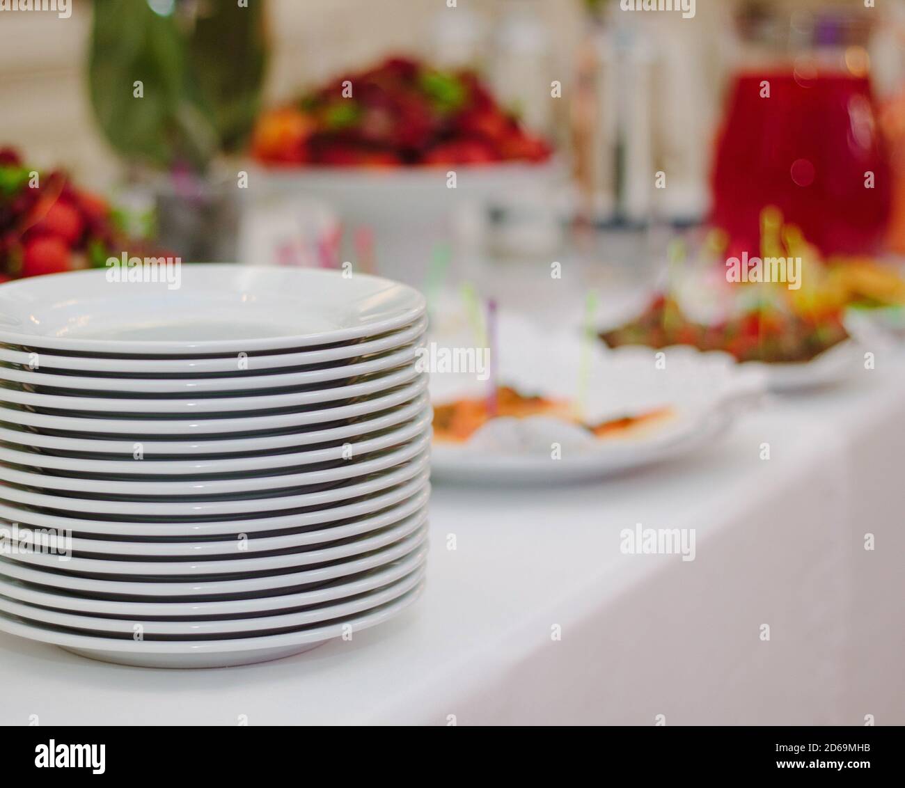 Pile of white plates on catering buffet Stock Photo - Alamy
