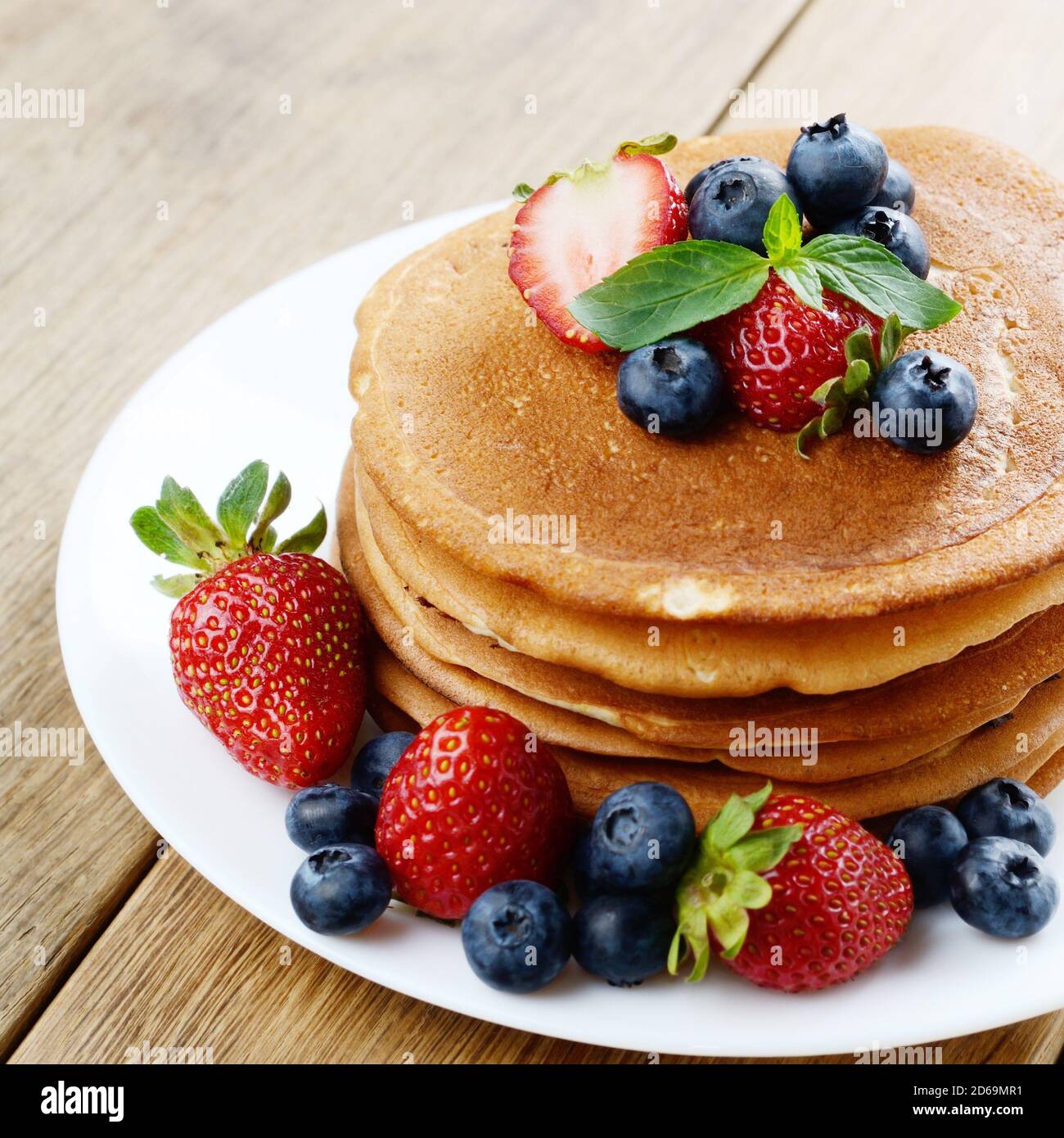 Plate stack hi-res stock photography and images - Alamy