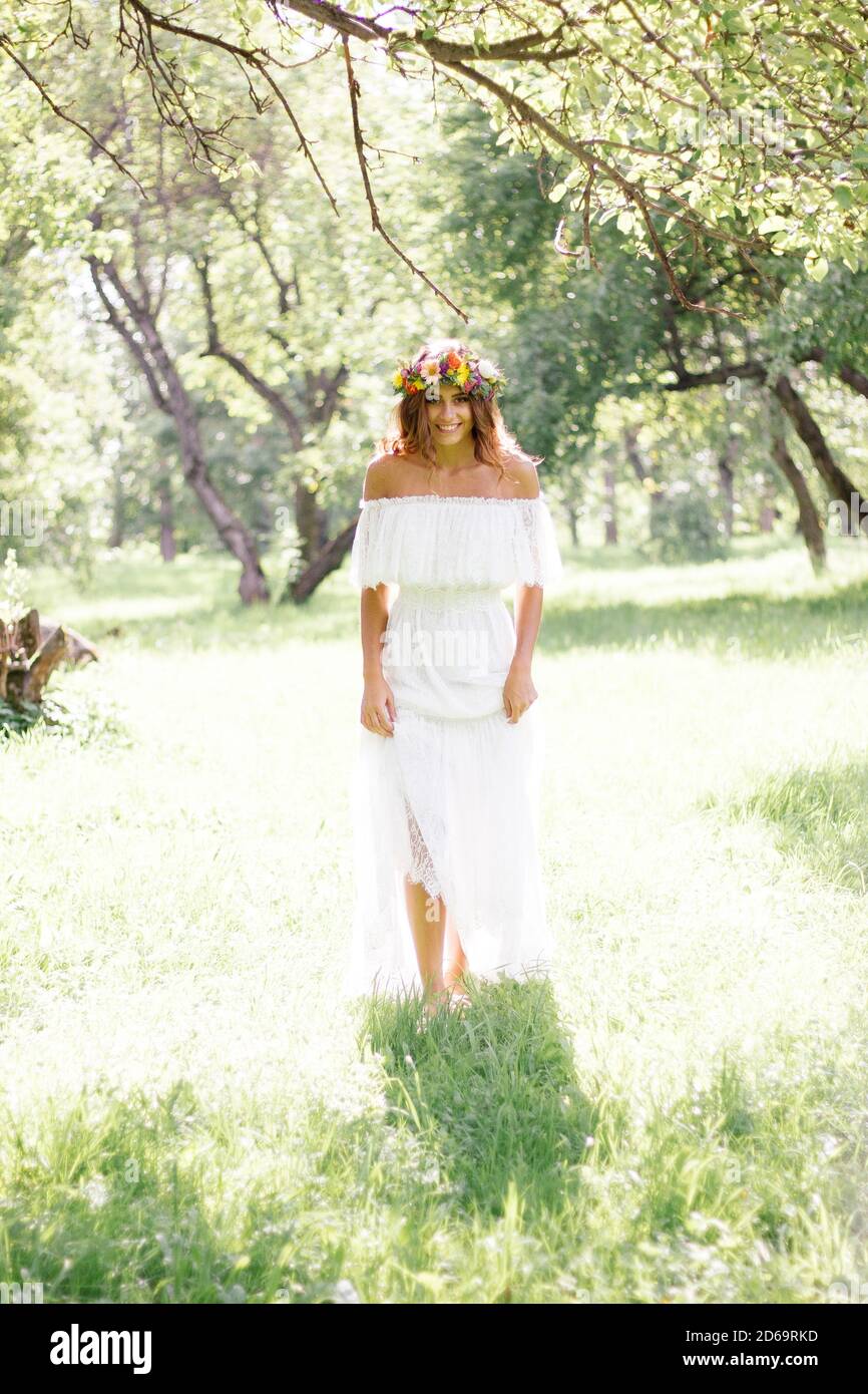 Bride in white wedding dress walking and smiling Stock Photo - Alamy