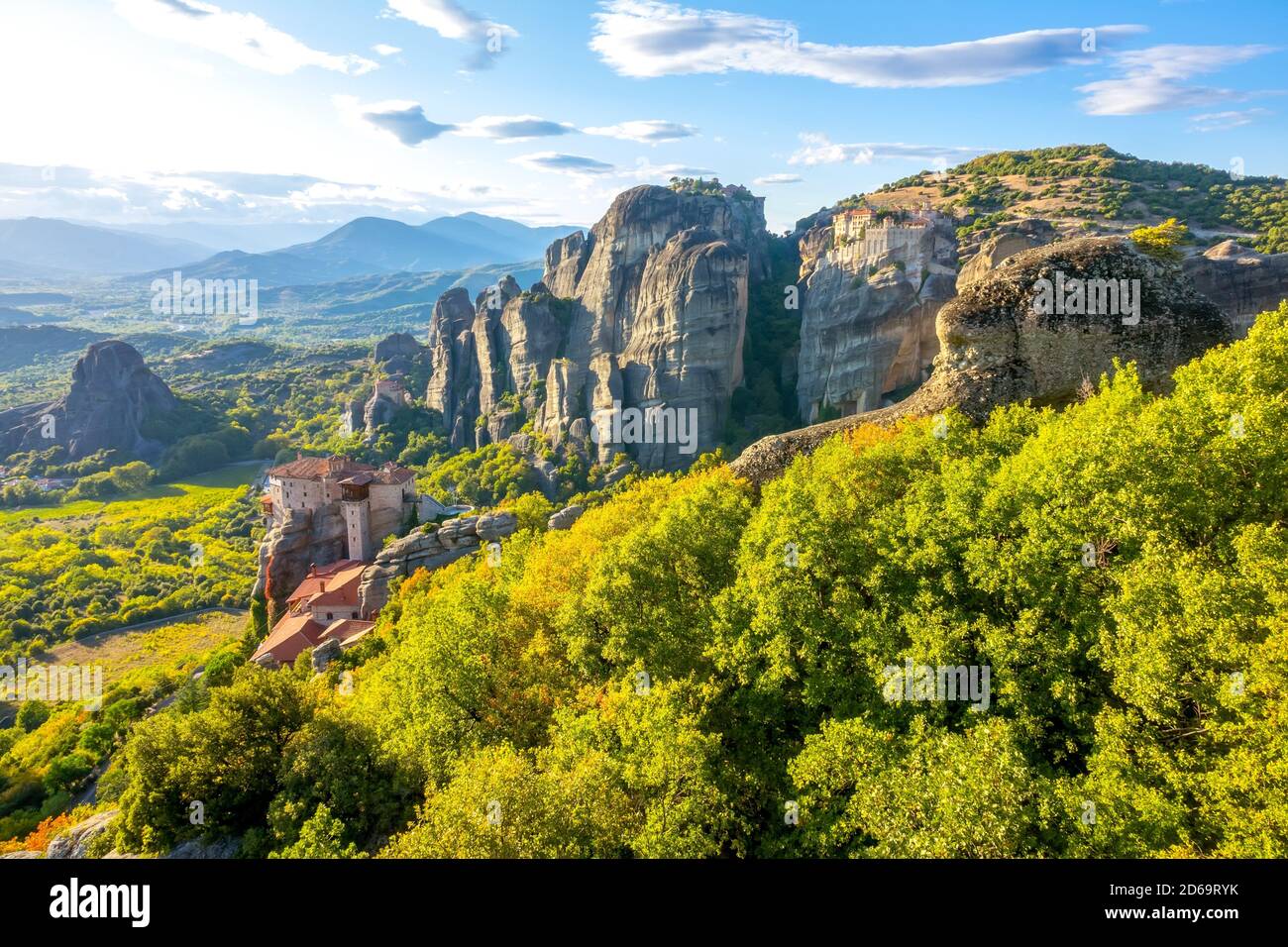 Monasteries in meteora hi-res stock photography and images - Alamy