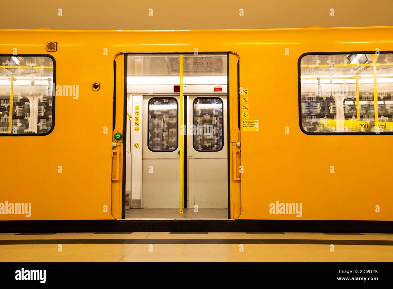 Open subway door hi-res stock photography and images - Alamy