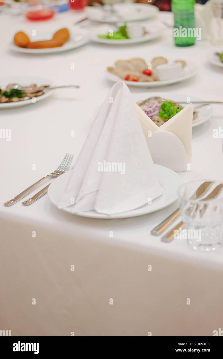 Crockery service for guest waiting to eat Stock Photo - Alamy