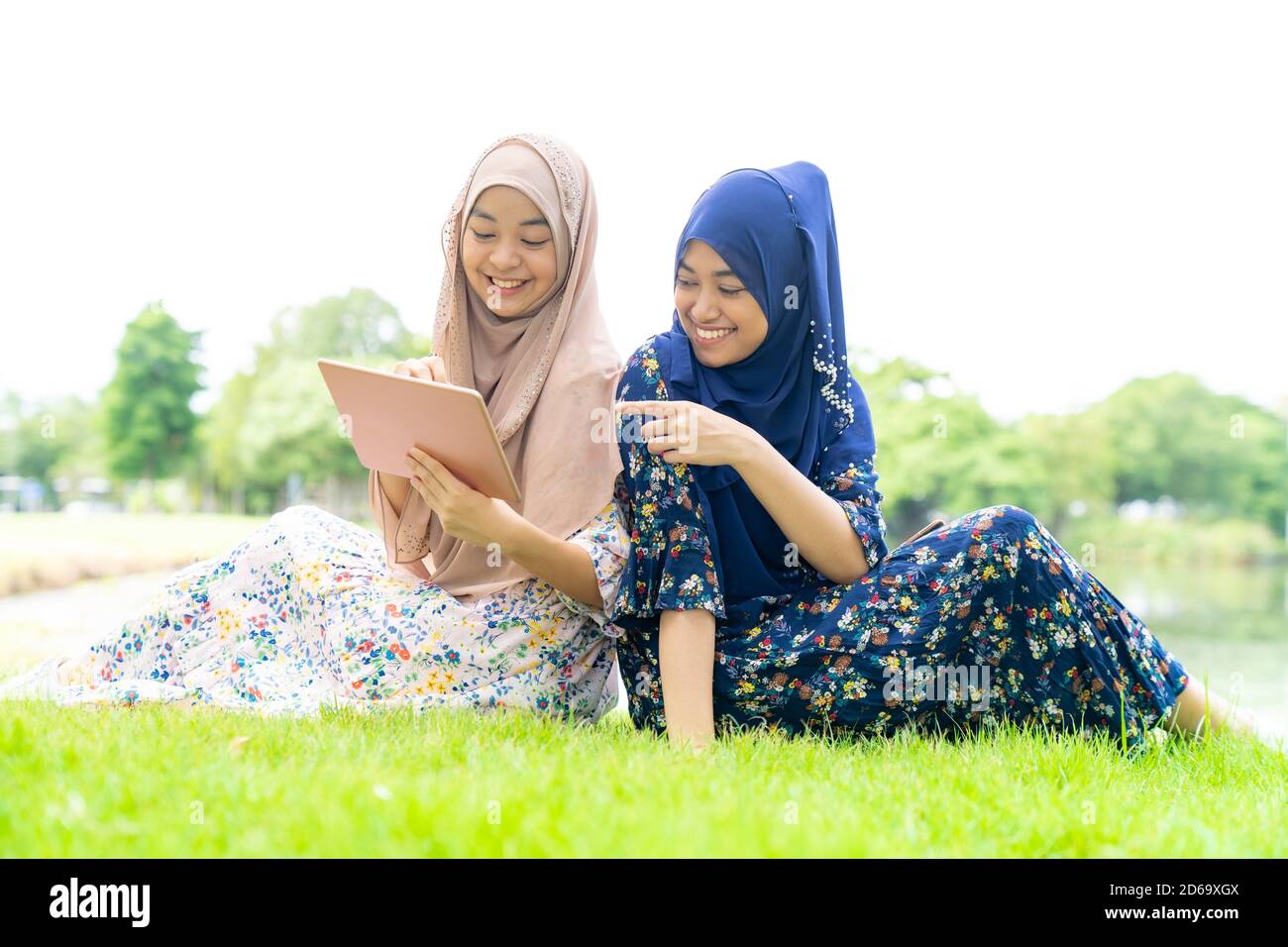 Thai muslim women hi-res stock photography and images - Alamy