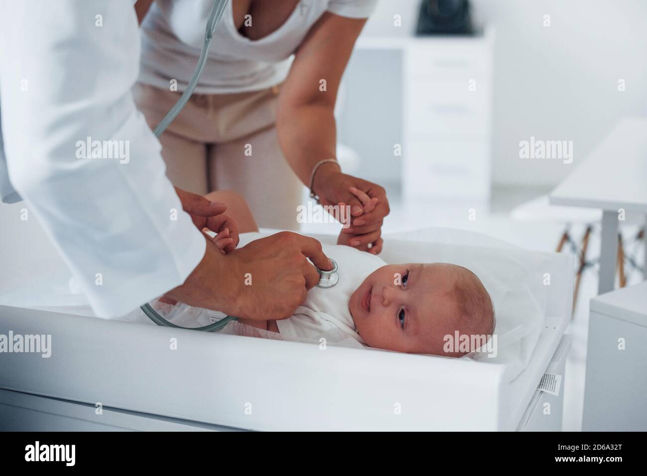 Visit pediatrician doctor mother little hi-res stock photography and ...