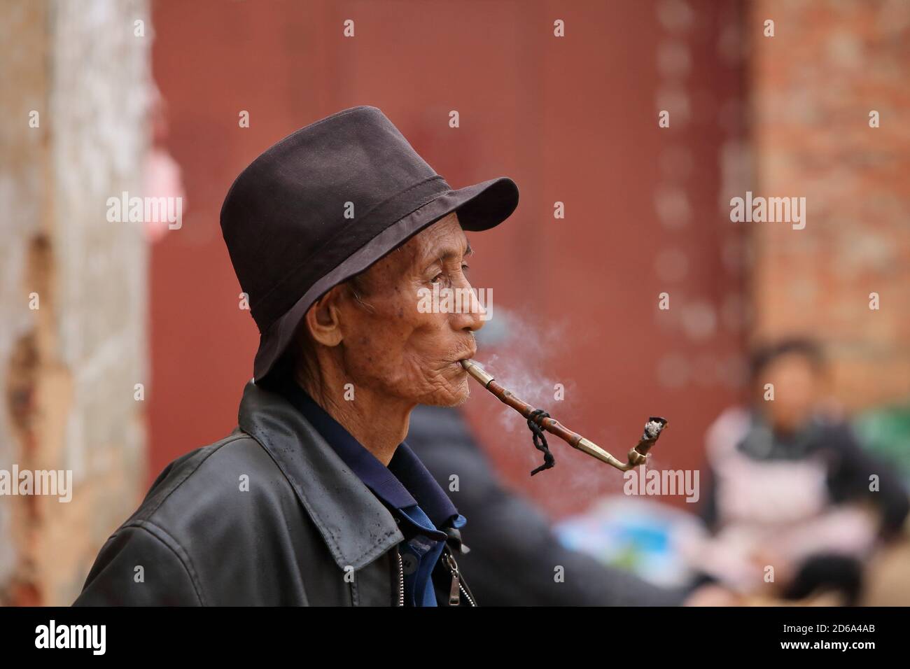 Old chinesse man smoking hi-res stock photography and images - Alamy