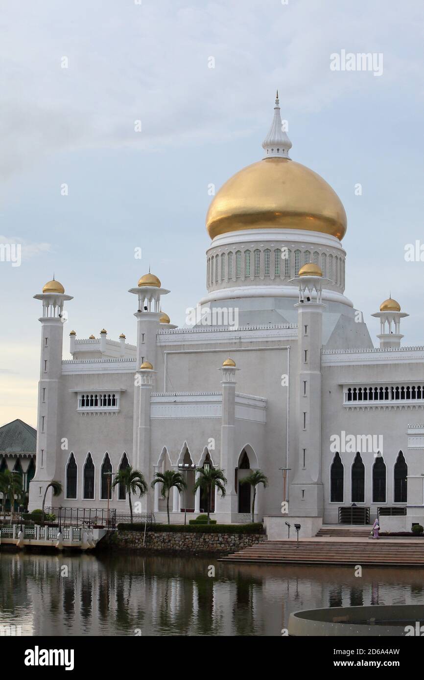 Brunei the sultan omar ali saifuddien mosque hi-res stock photography ...