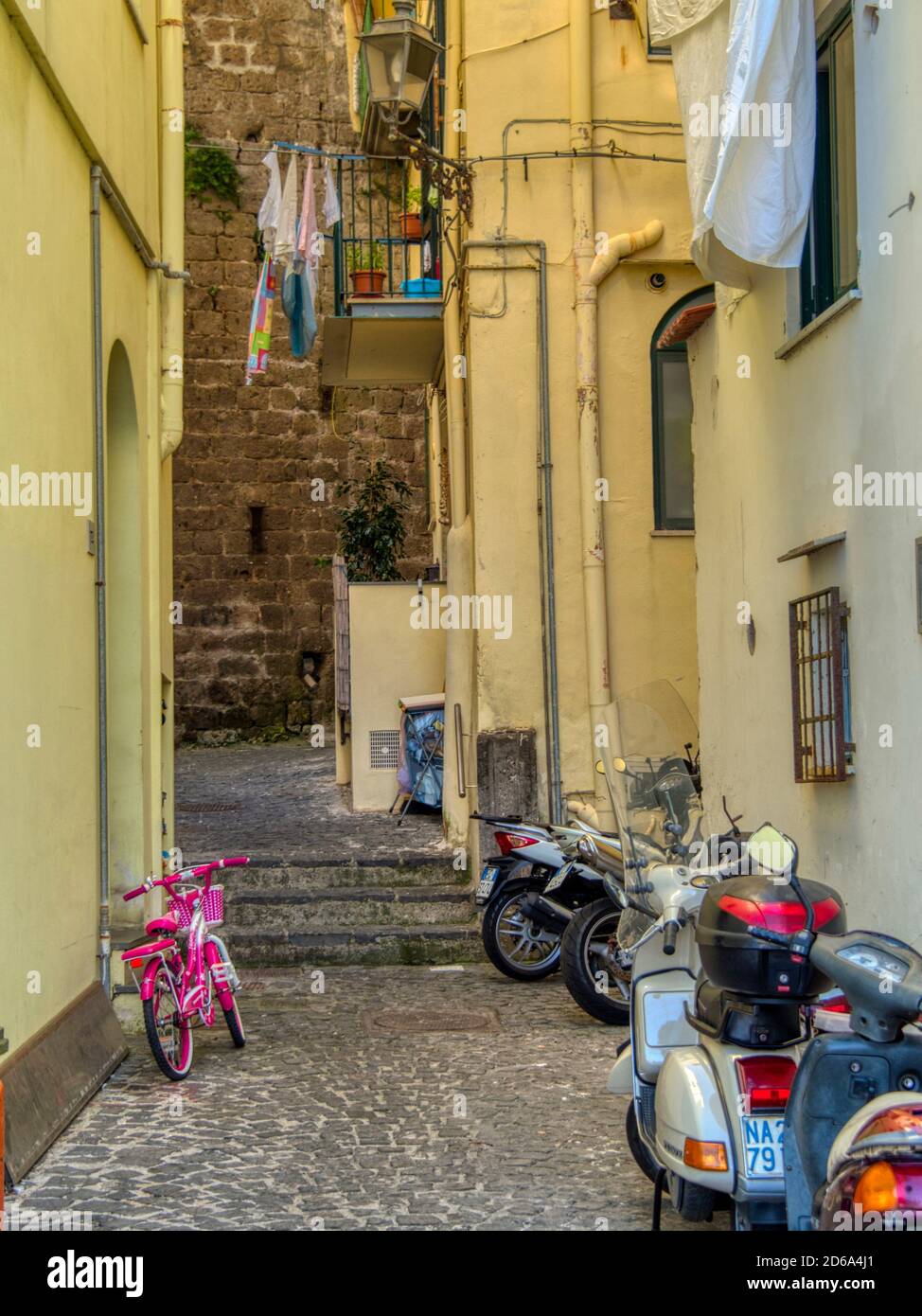Dead end alleyway hi-res stock photography and images - Alamy