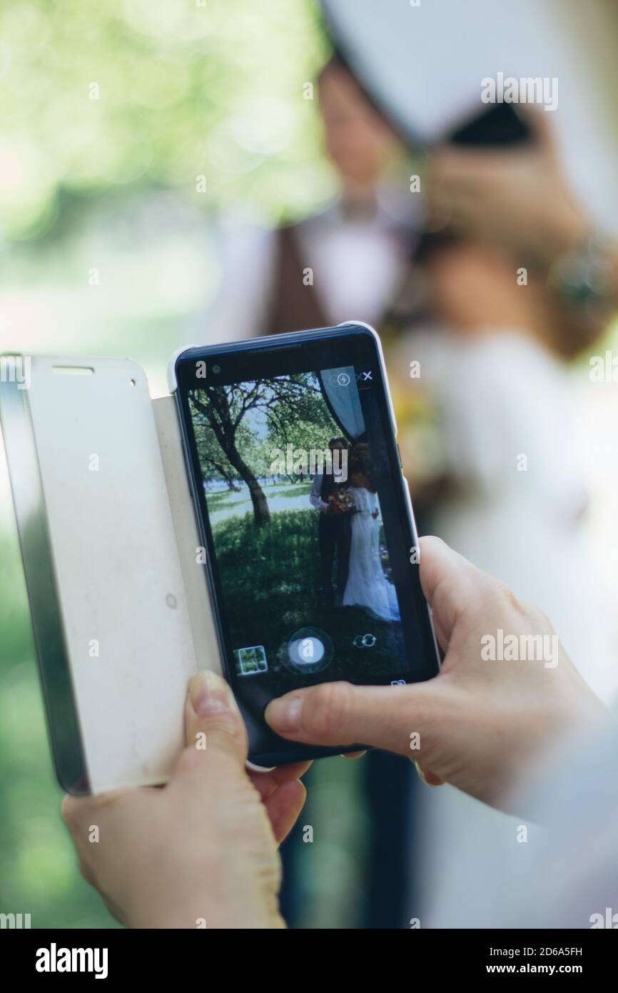Mobile phone wedding bride photographer hi-res stock photography and ...