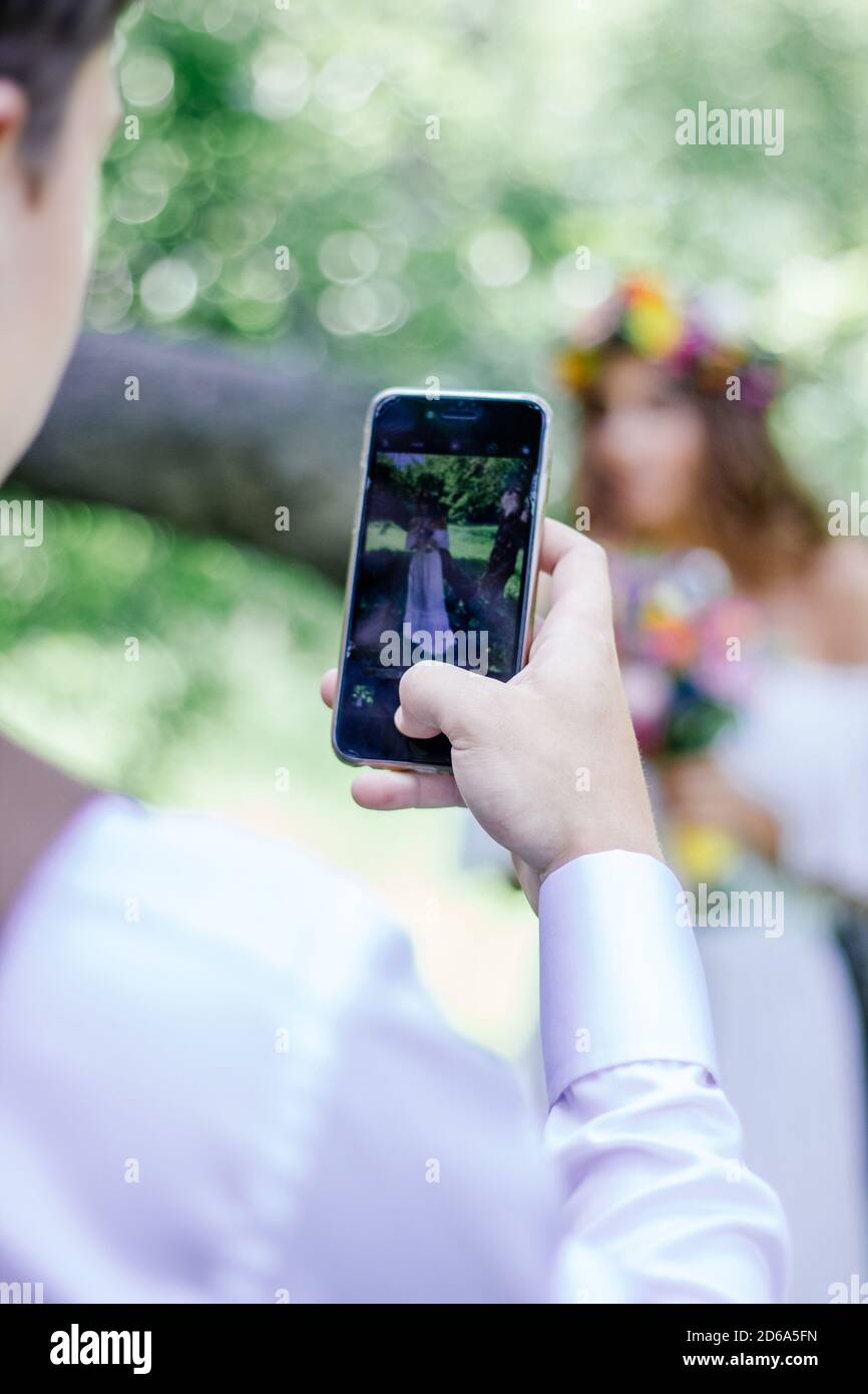 Mobile phone wedding bride photographer hi-res stock photography and ...