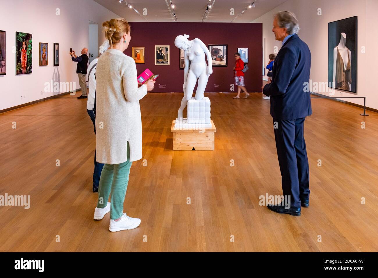 Man explaining sculpture hi-res stock photography and images - Alamy
